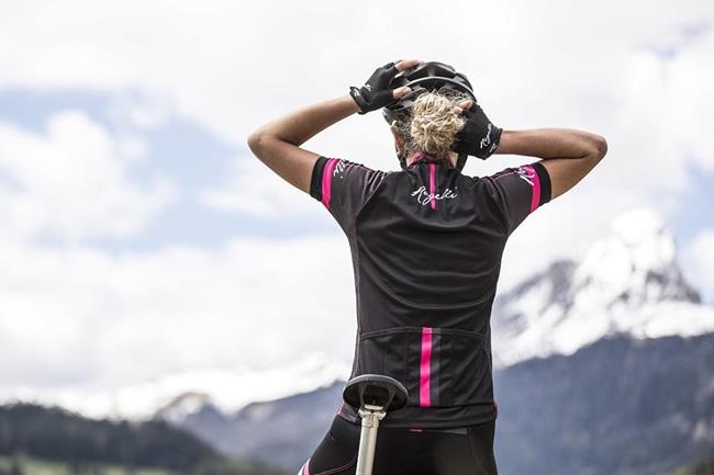 Kobieta na rowerze – jakie akcesoria i odzież dobrać? | CentrumRowerowe.pl