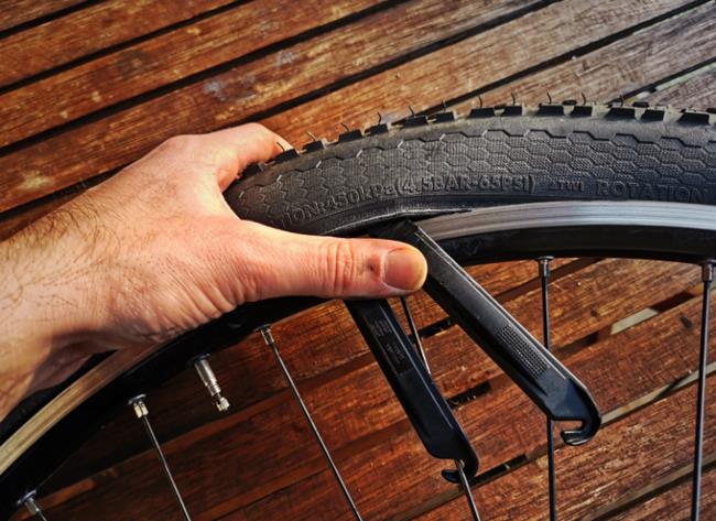 Jak wymienić dętkę w rowerze? | CentrumRowerowe.pl