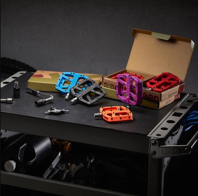 Pedały rowerowe E*THIRTEEN Base Flat | CentrumRowerowe.pl