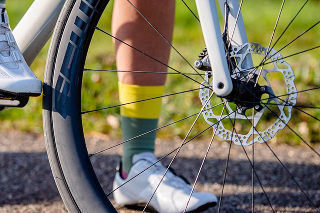 Rodzaje, zalety i wady sztywnych osi w kole rowerowym | CentrumRowerowe.pl