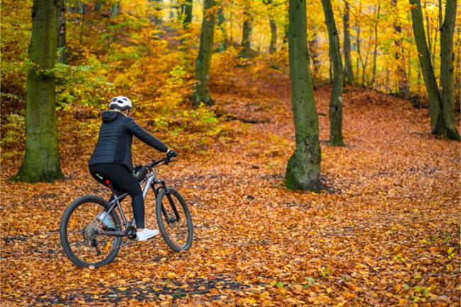 Jak ubrać się na rower jesienią? | CentrumRowerowe.pl