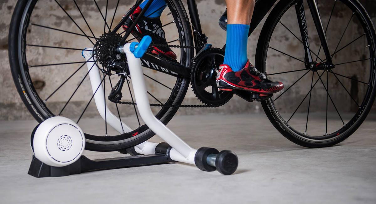 Trenażer interaktywny Bkool Smart Go – test | CentrumRowerowe.pl