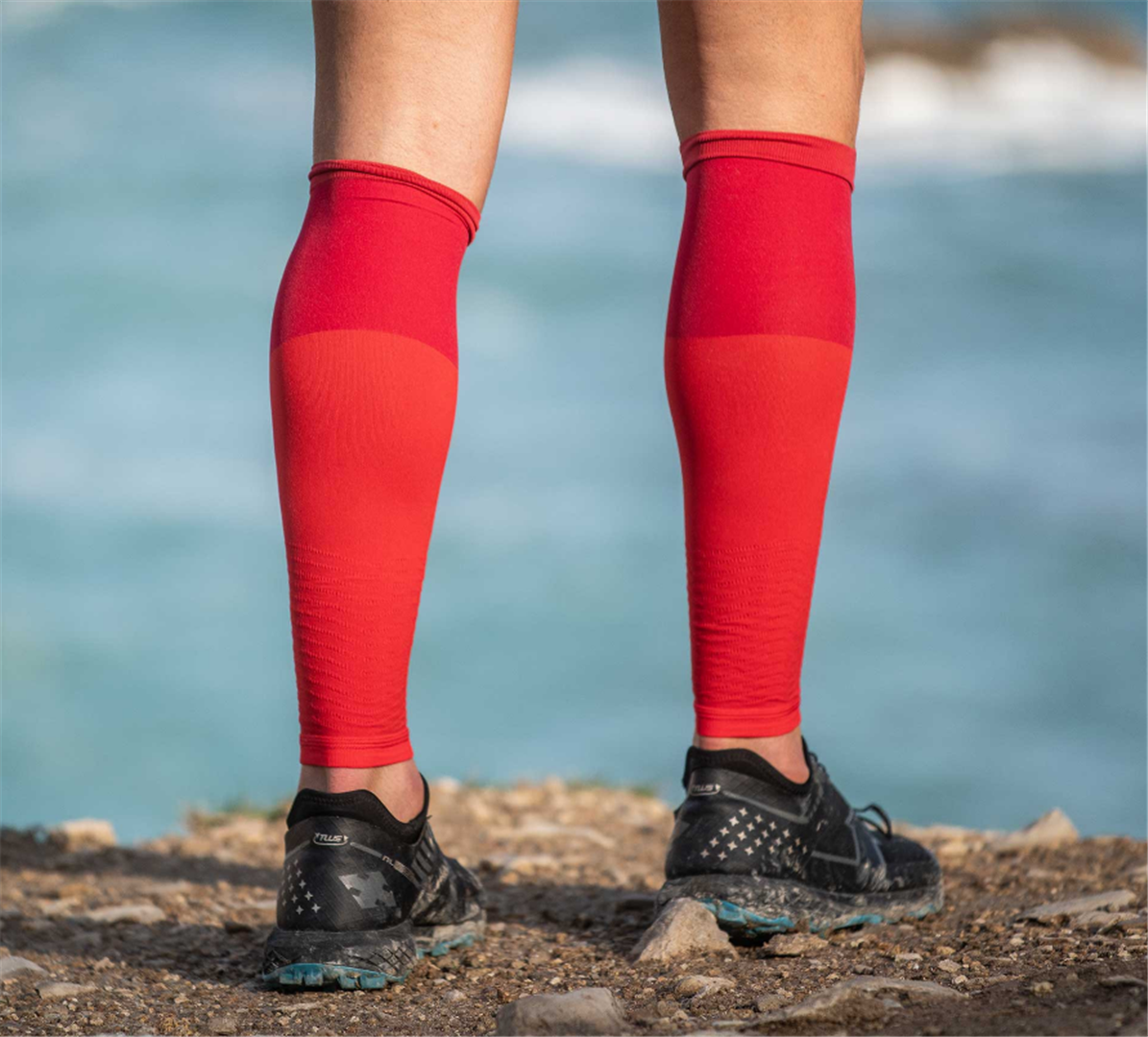 Opaski kompresyjne na łydki COMPRESSPORT R2v2 | CentrumRowerowe.pl