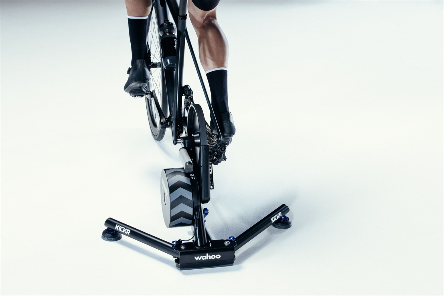 Trenażer smart WAHOO KICKR Smart Power Trainer V6 | CentrumRowerowe.pl